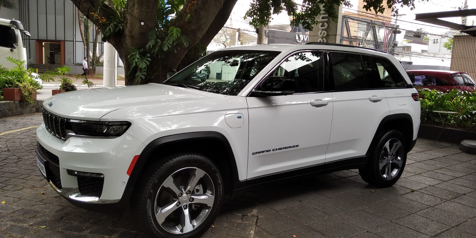 JEEP GRAND CHEROKEE CHEGA AO BRASIL NA VERSÃO HÍBRIDA PLUG-IN - ABRAJEEP